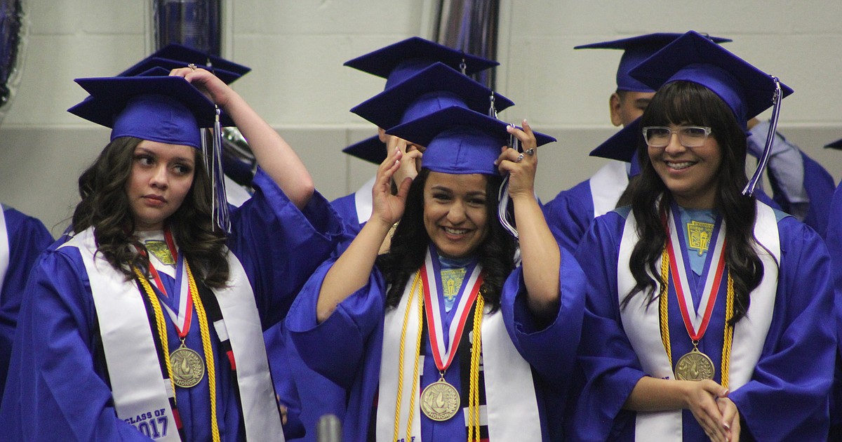 Warden says goodbye to class of 2017 | Columbia Basin Herald