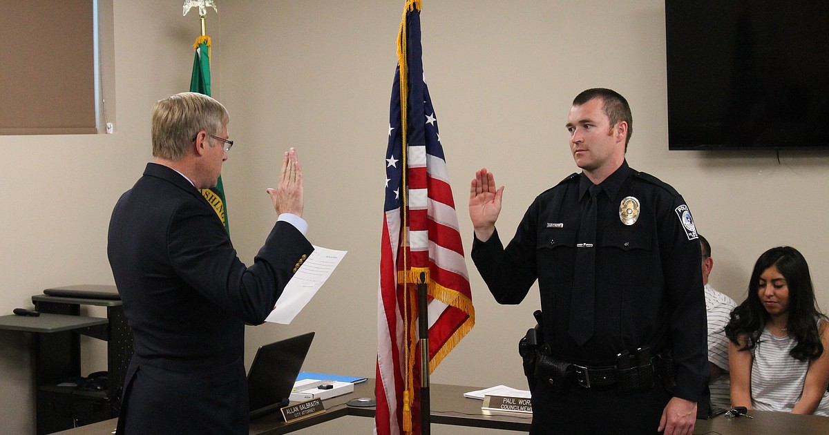 Quincy Police Department swears in new officer | Columbia Basin Herald
