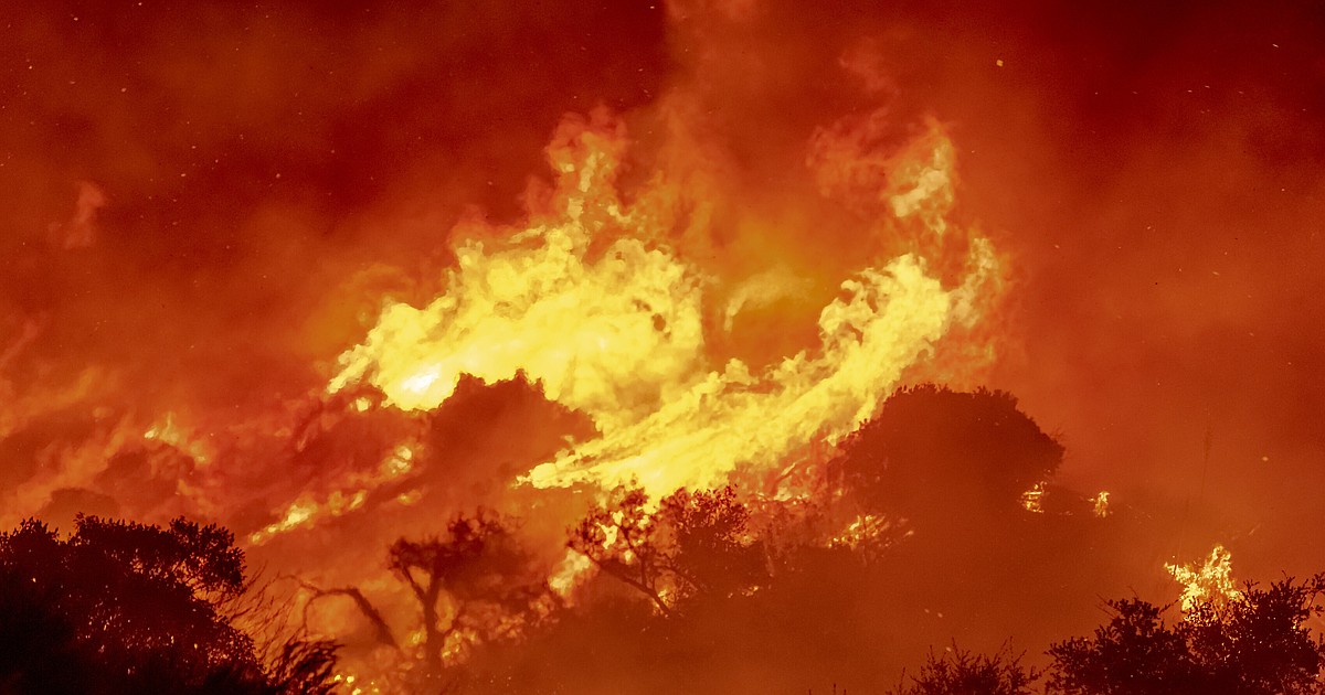 Wind fans wildfire in California canyons, residents flee | Coeur d ...