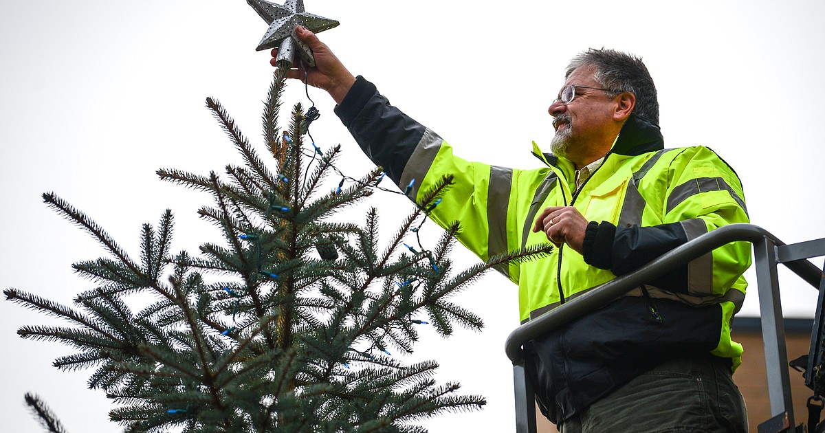 Tree shines blue light on fallen officers | Hagadone News Network