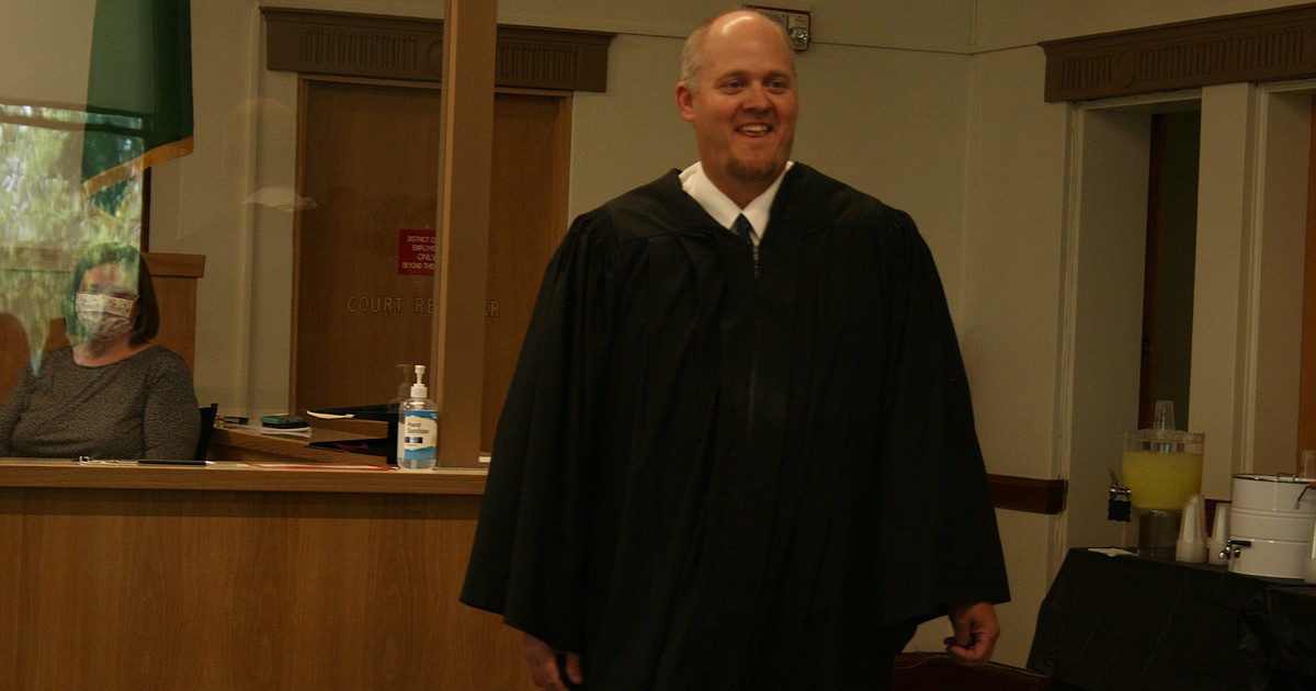 Sworn in: Gwinn takes oath as Grant County District Court judge ...