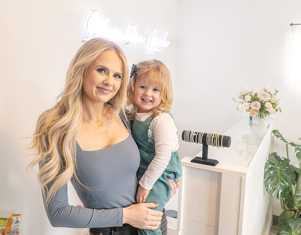 Artist making eyes beautiful — one lash at a time | Hungry Horse News