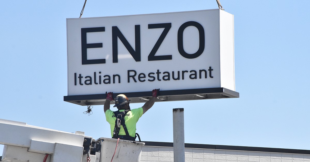 Enzo installs sign | Columbia Basin Herald