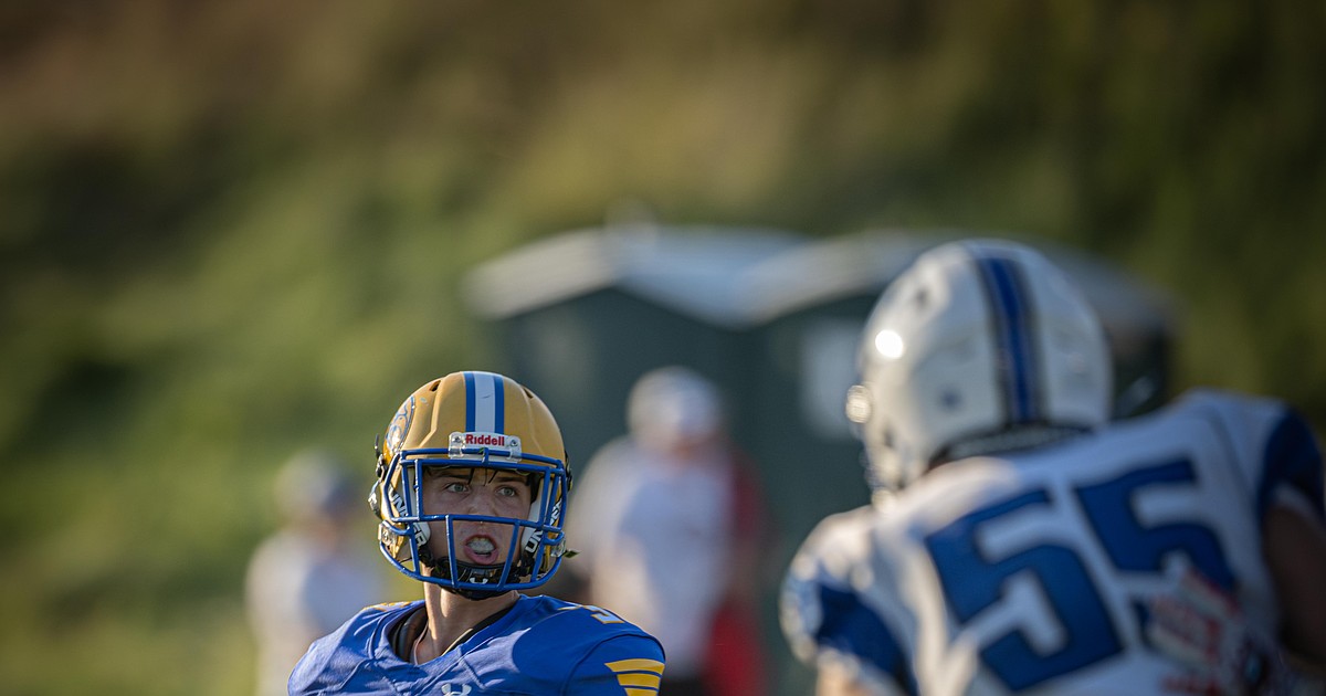 Hawks show grit among 11-man ranks in loss to Townsend | Valley Press ...