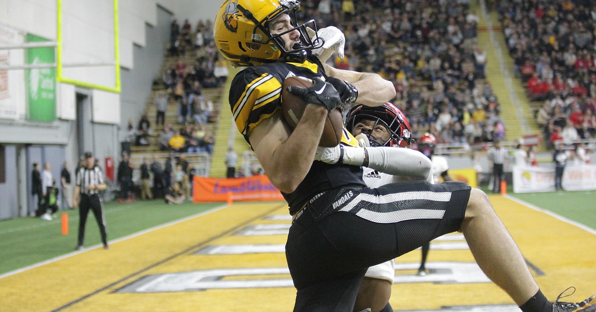 Hatten trick: Receiver catches four TD passes — all in first half — as ...