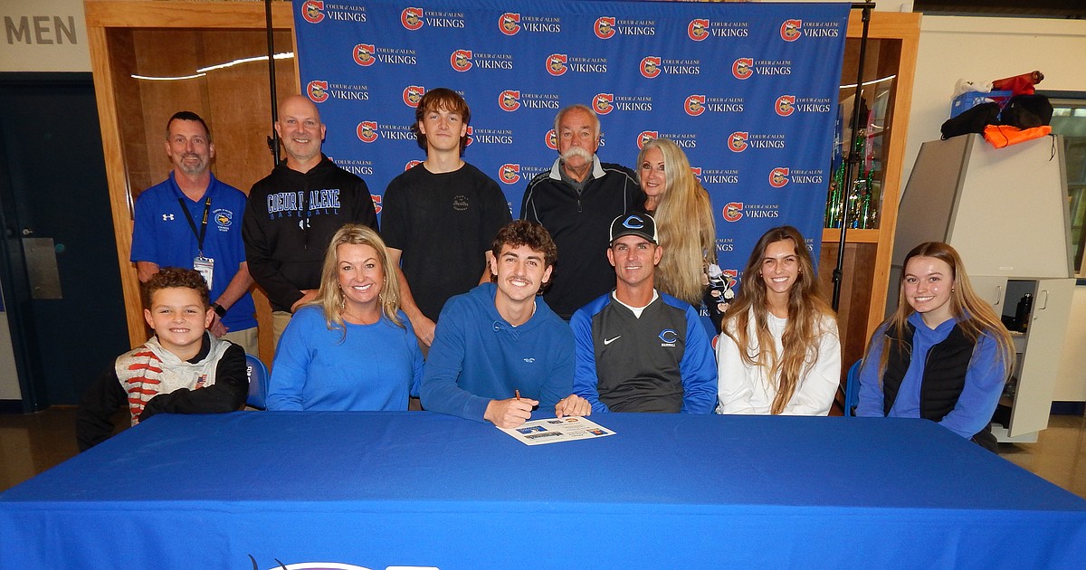 Signing photos Nov. 9, 2022 | Coeur d'Alene Press
