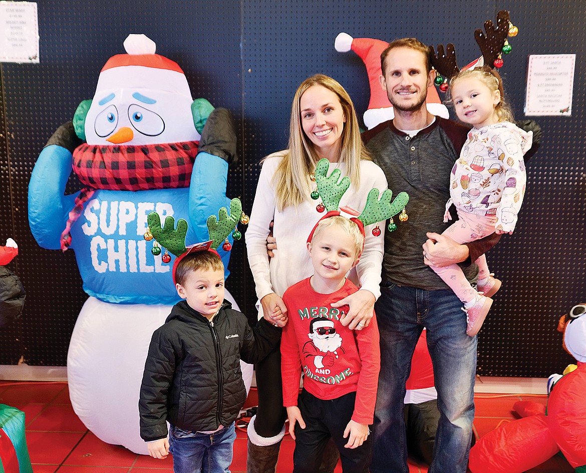 Coram woman opens Christmas store, and it’s busy, busy | Hungry Horse News