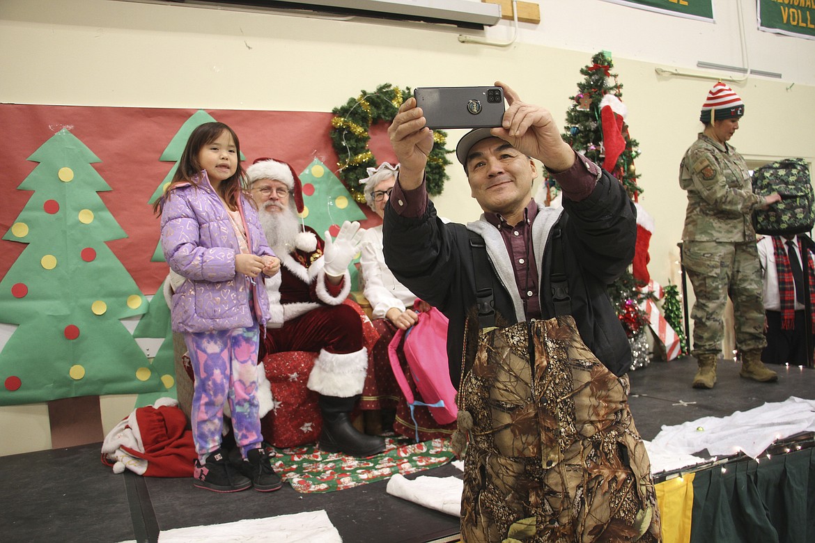 Santa visit brings joy to a frosty Alaska Inupiaq village | Coeur d ...