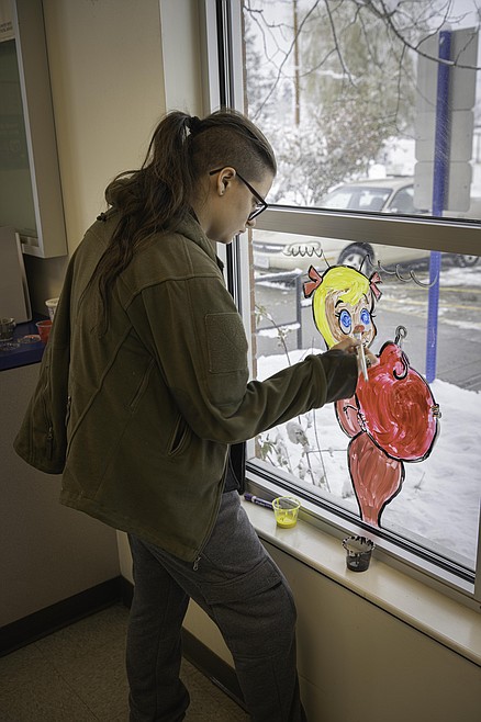 Plains art students bring holiday cheer to area businesses | Valley ...