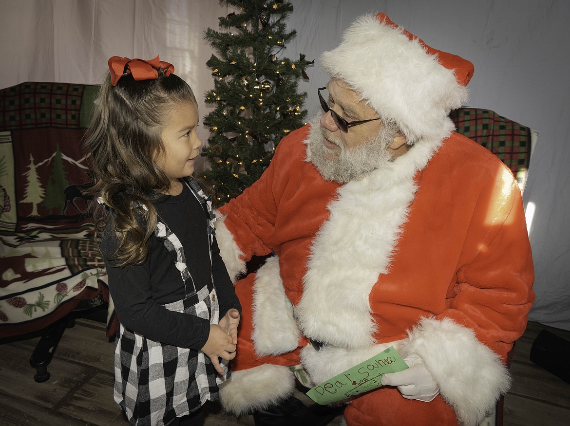 Volunteers assist Santa during Plains visit | Valley Press/Mineral ...