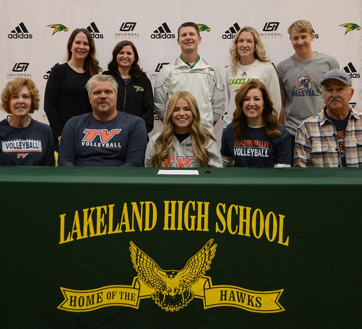 Signing photos Dec. 15, 2022 | Coeur d'Alene Press