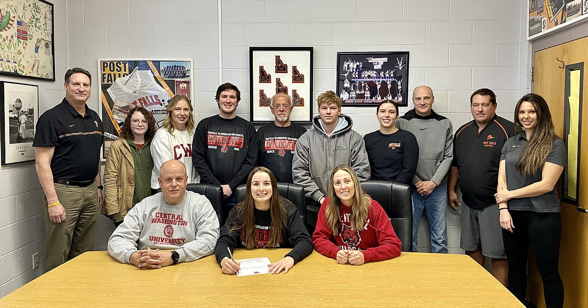 Signing photos Dec. 15, 2022 | Coeur d'Alene Press