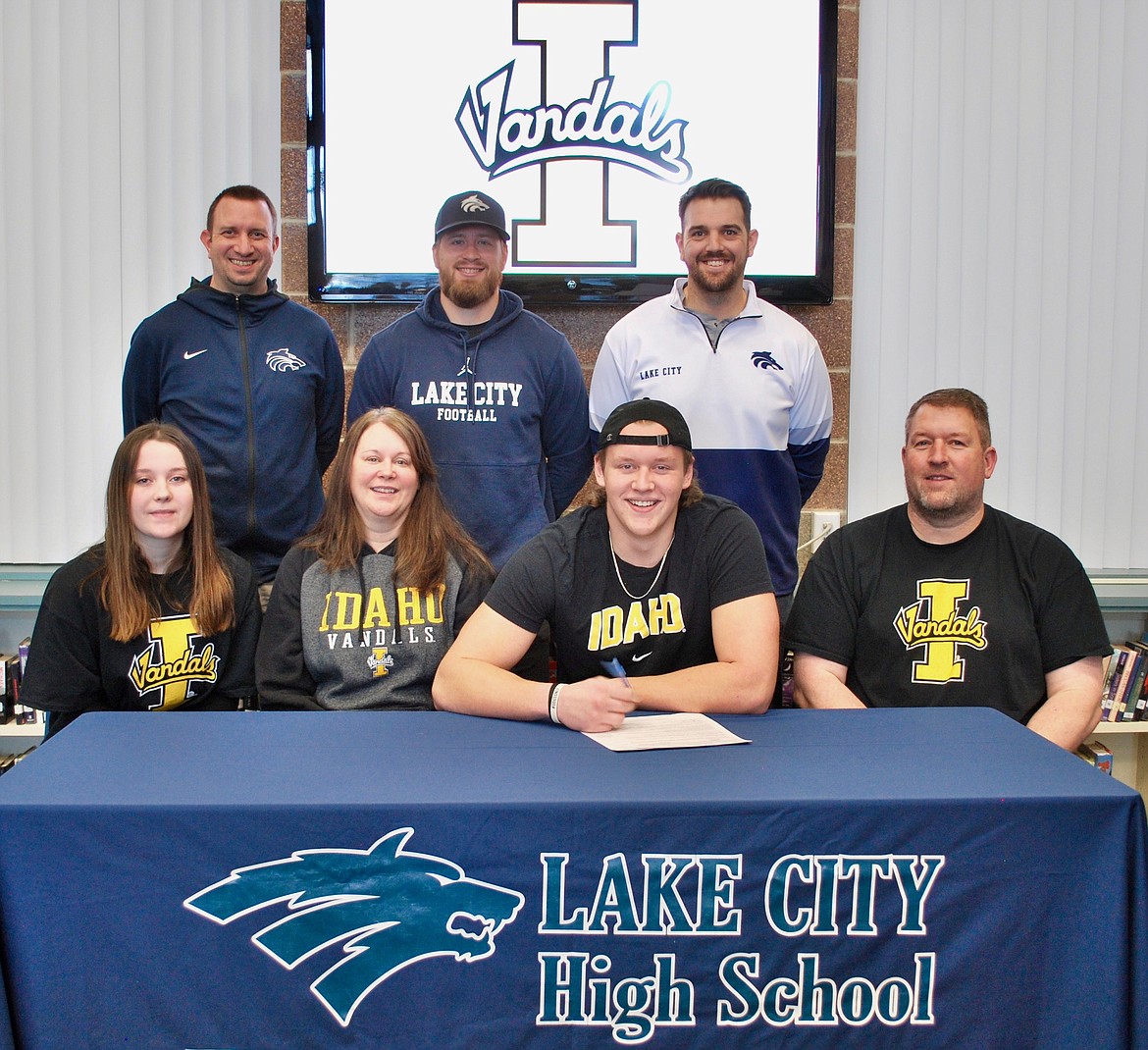 Signing photos Dec. 23, 2022 | Coeur d'Alene Press