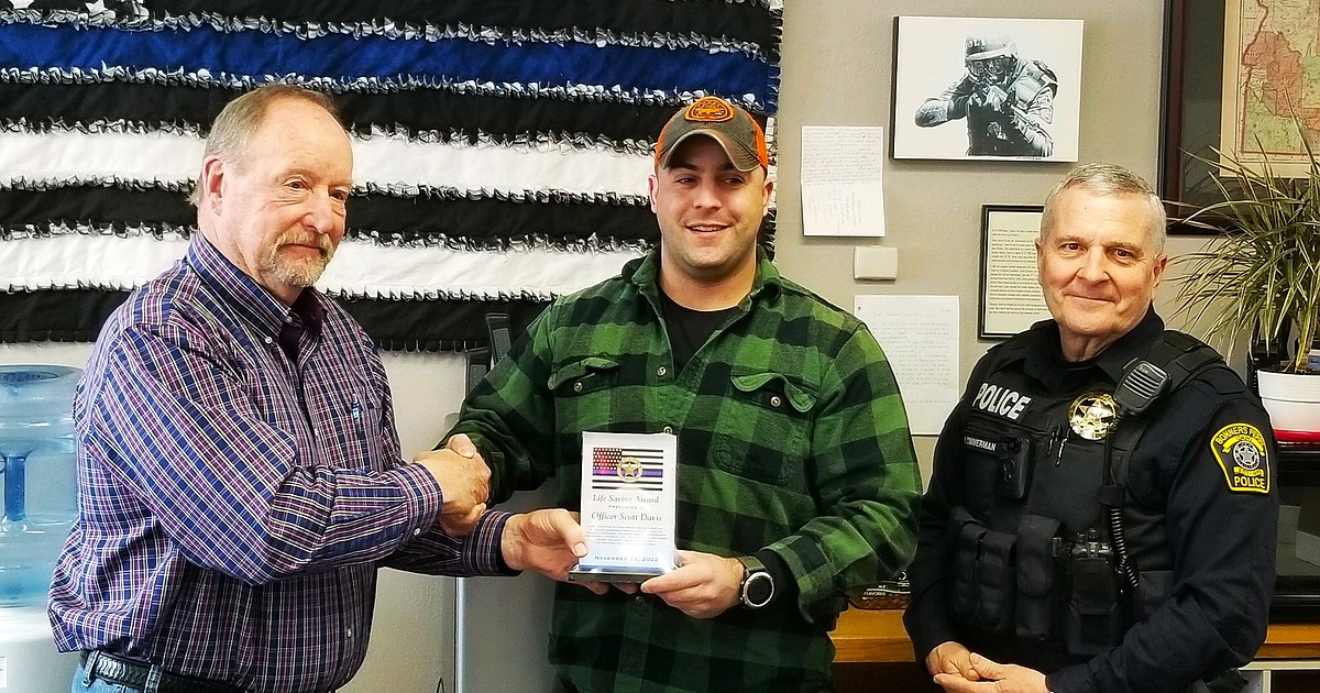 BFPD officers receive life saving award | Bonners Ferry Herald