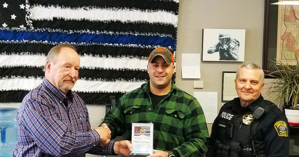 BFPD officers receive life saving award | Bonners Ferry Herald