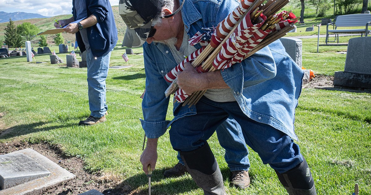 Flags placed in honor of Memorial Day | Valley Press/Mineral Independent