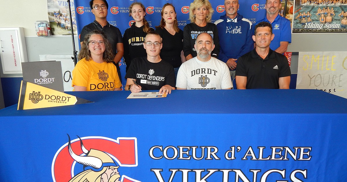 Signing photos | Coeur d'Alene Press