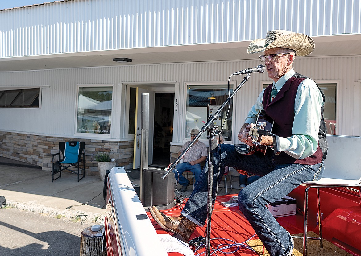 Yodeler Gustafson at Sunday Market | Hungry Horse News