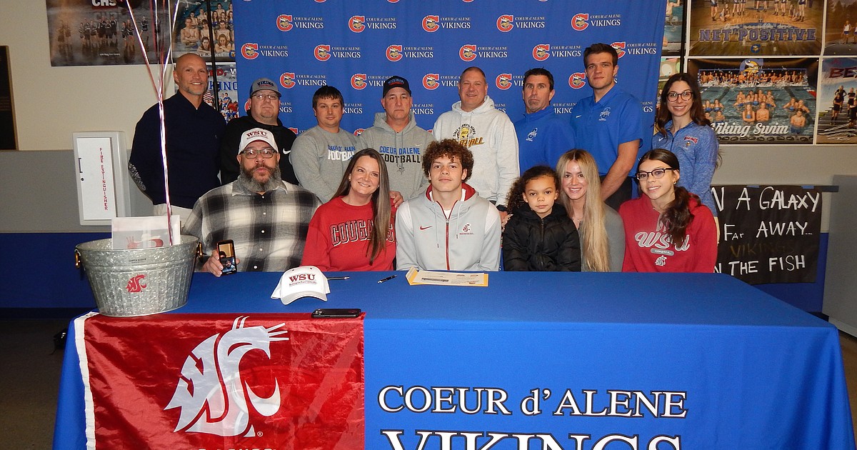 Signing photos Dec. 22, 2023 | Coeur d'Alene Press