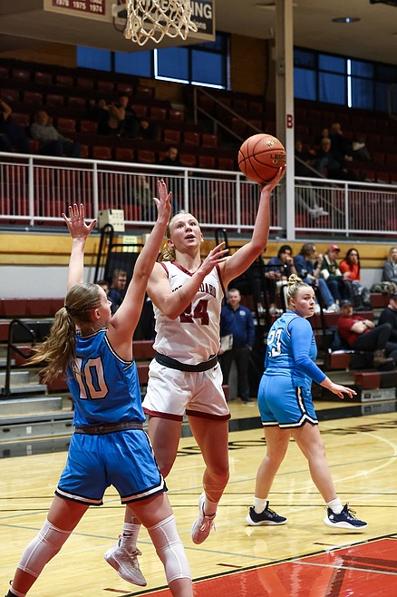 NIC BASKETBALL: Swishin' and dishin' .... Campbell drains four 3s ...