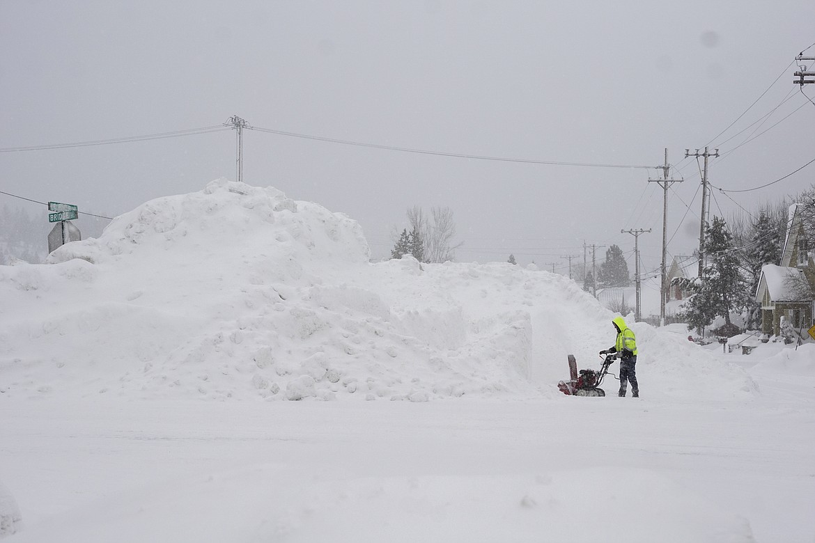 Key Northern California highway closed as snow continues to fall in the ...