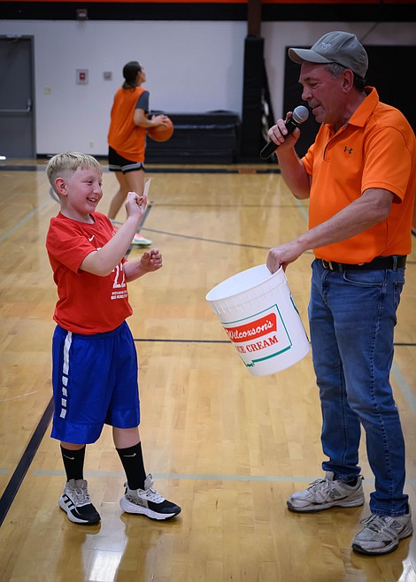 Young outlasts Old in student-staff hoops battle | Valley Press/Mineral ...