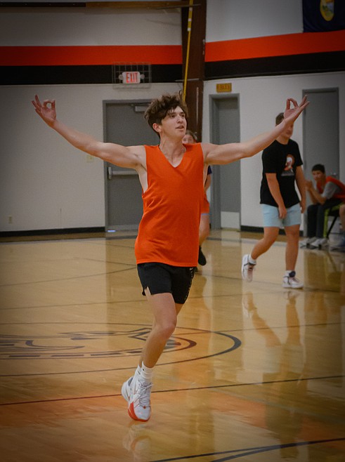 Young outlasts Old in student-staff hoops battle | Valley Press/Mineral ...