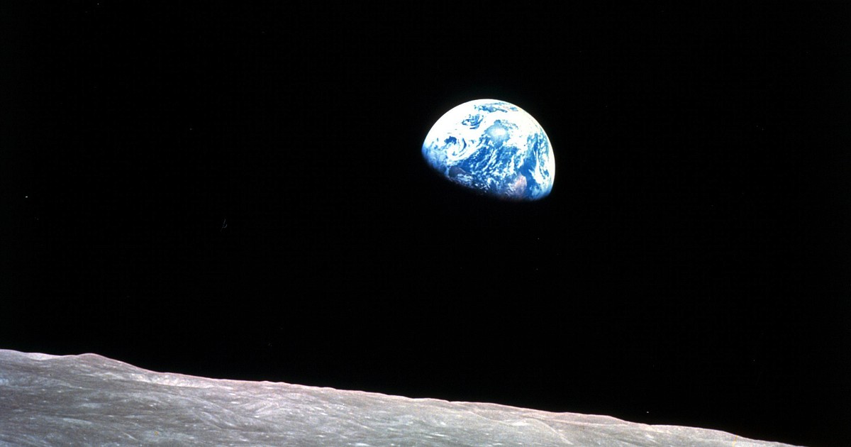 Former astronaut William Anders, who took iconic Earthrise photo, killed in Washington plane ...