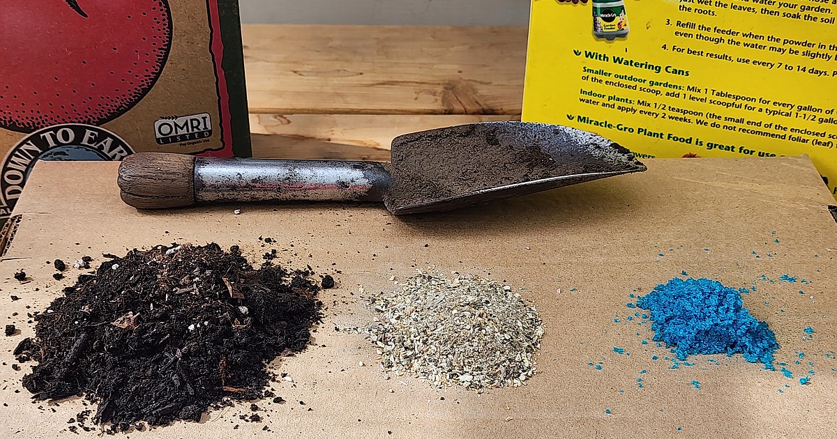 Compost vs. Fertilizer: Understanding the differences for soil and ...