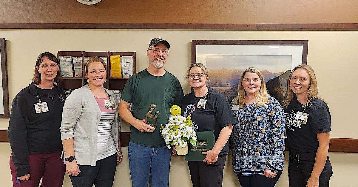 Cabinet Peaks' Stenros honored with DAISY Extraordinary Nurse Award ...