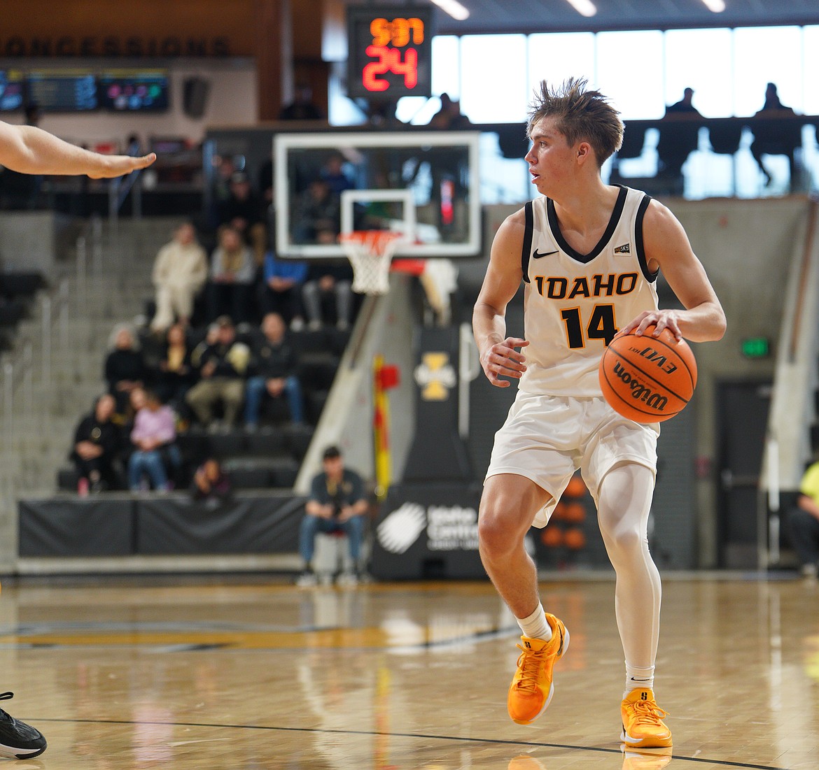 COLLEGE MEN'S BASKETBALL: Mitchell powers Vandals past UC Riverside ...