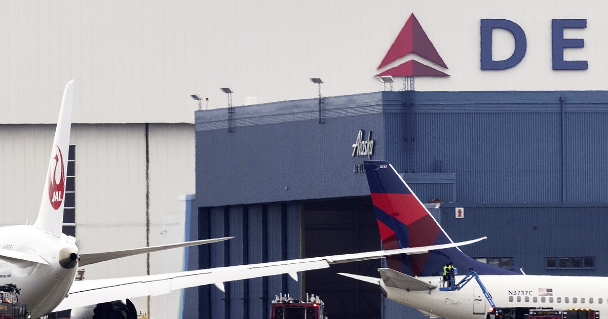 Parked Delta plane apparently struck by Japan Airlines plane that was ...