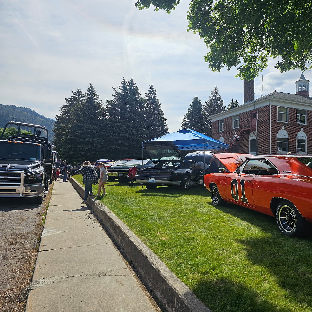 Old Schoolhouse Rock Car Show revs up a big crowd | Valley Press ...