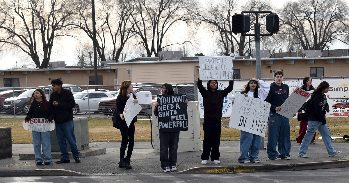 Moses Lake students stage walkout to protest ICE | Columbia Basin Herald