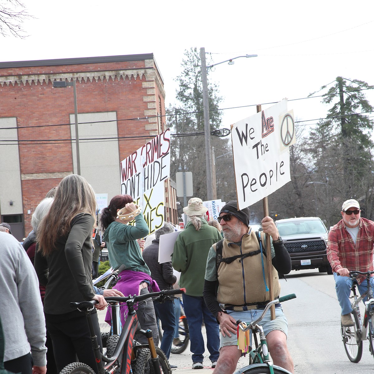 Residents voice concerns at 'No Kings' protest | Bonner County Daily Bee