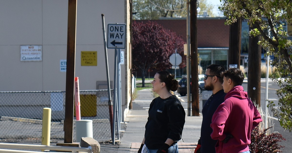 Volunteers clean up downtown ML, plant trees | Columbia Basin Herald